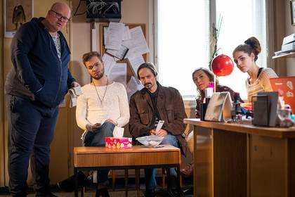 Za oponou (series, 2019)