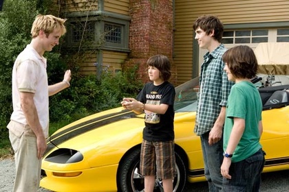 Stills - Aliens in the Attic