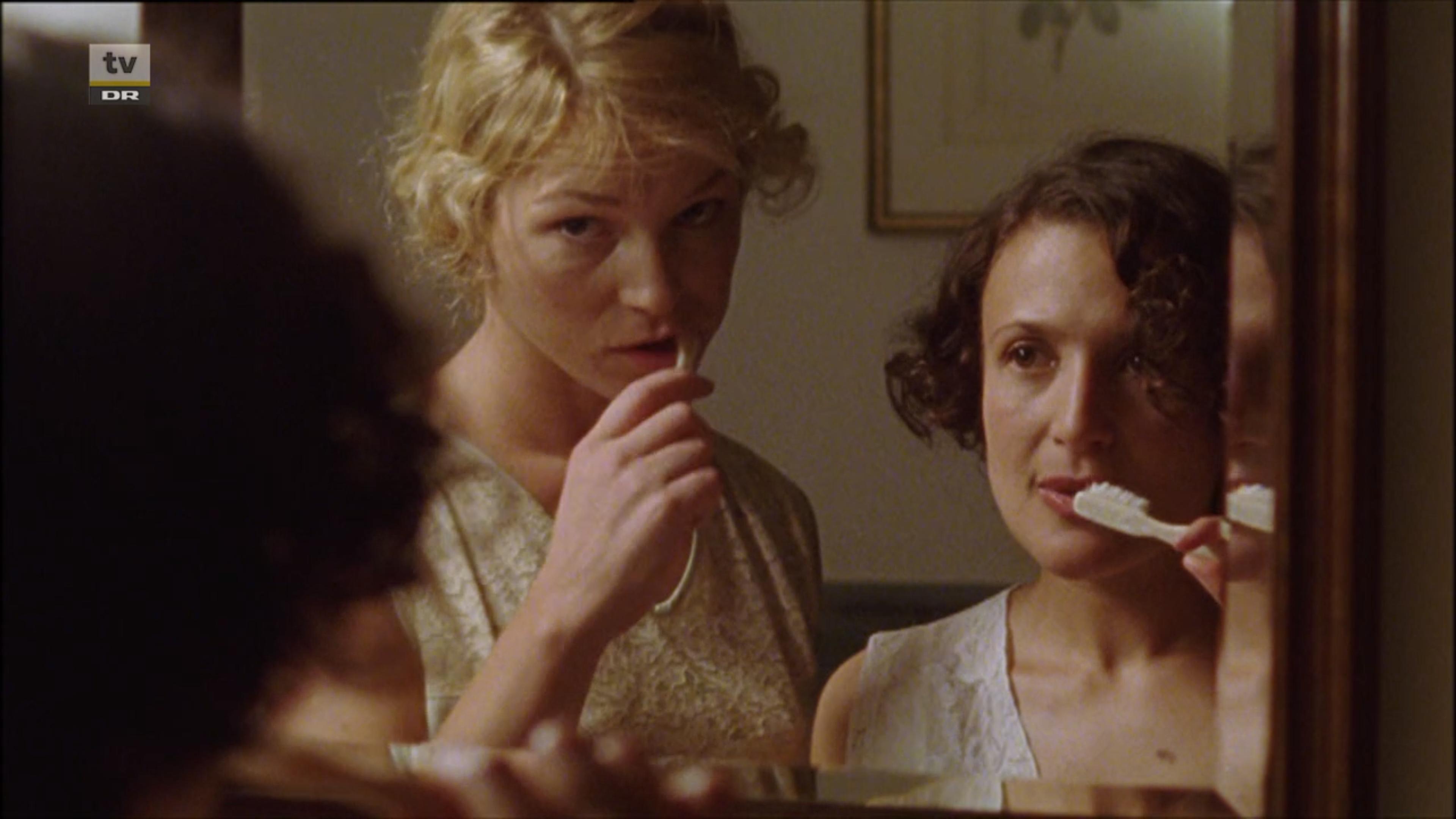 Honeysuckle Weeks - actress - biography, photo, best movies and TV shows